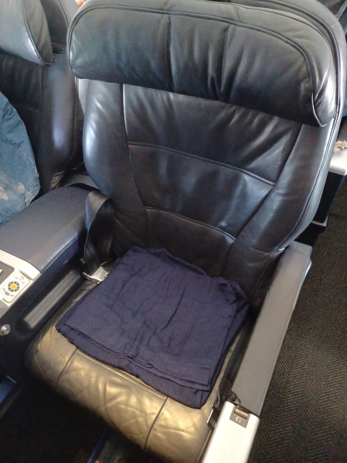 Flight review - United Domestic First Class and Regional Business Class ...