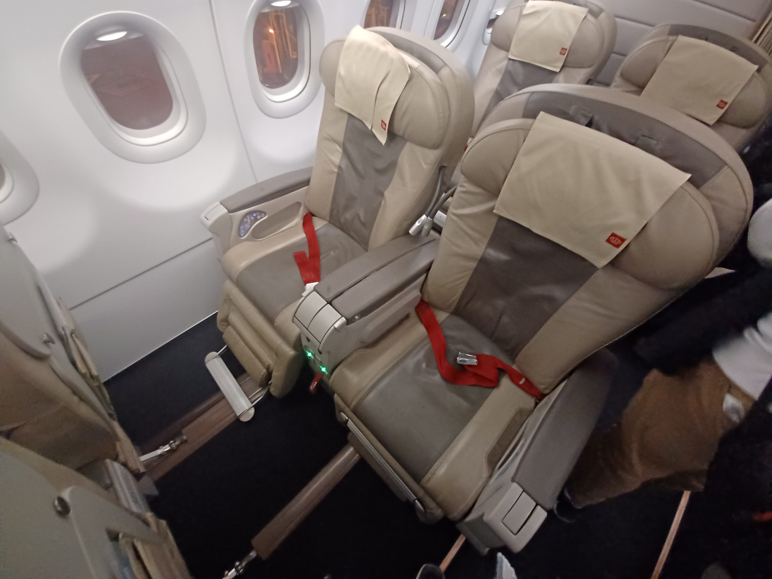 Flight Review - Royal Jordanian Business Class, Cairo - Amman - Rebel ...